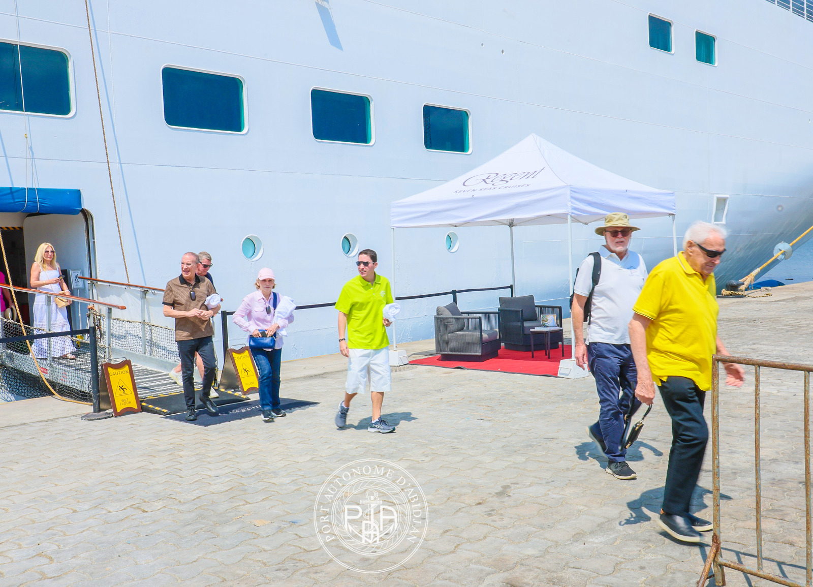 LE NAVIRE DE CROISIÈRE SEVEN SEAS VOYAGER ACCOSTE DE NOUVEAU AU PORT D ...