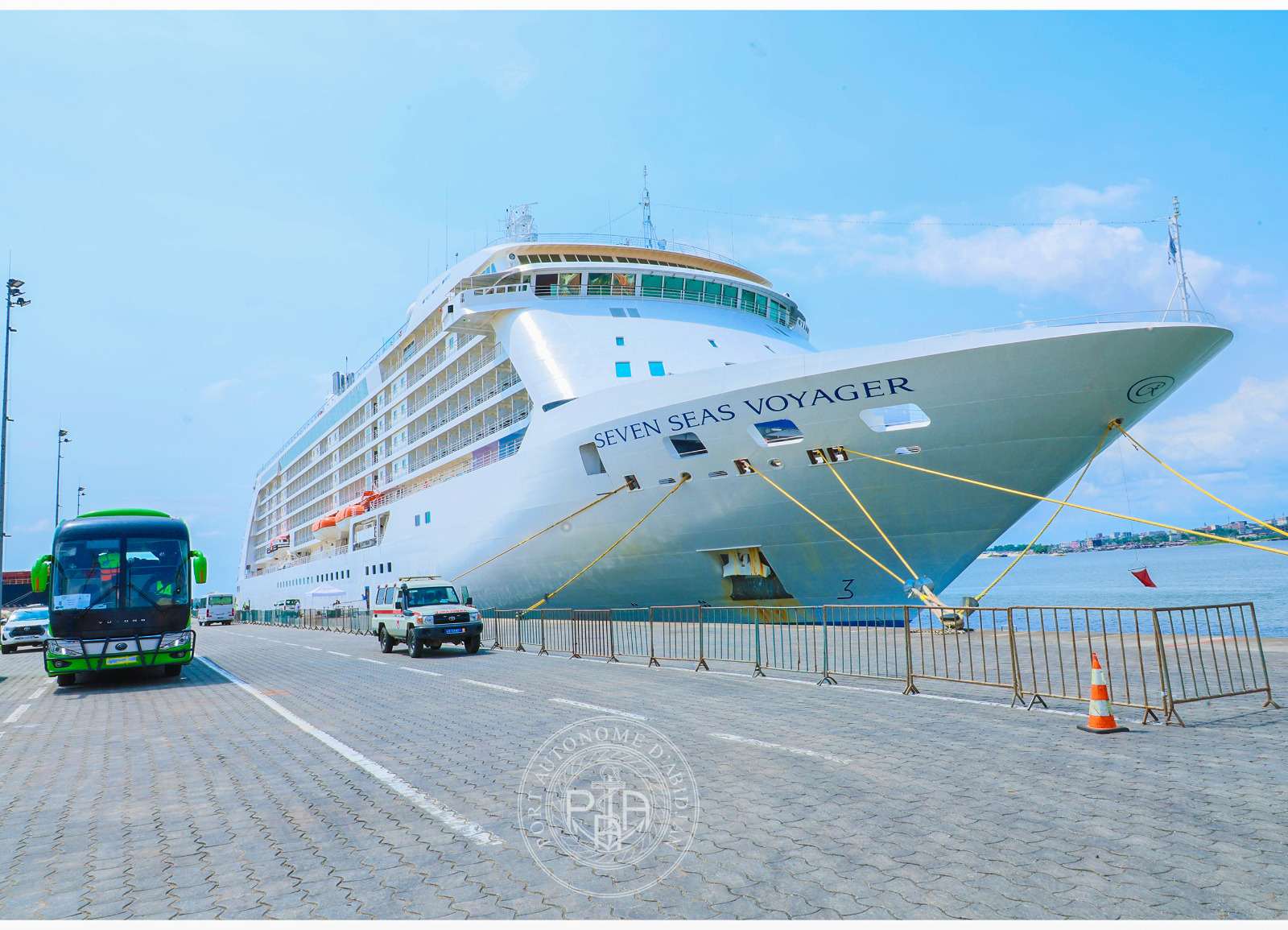 LE NAVIRE DE CROISIÈRE SEVEN SEAS VOYAGER ACCOSTE DE NOUVEAU AU PORT D ...